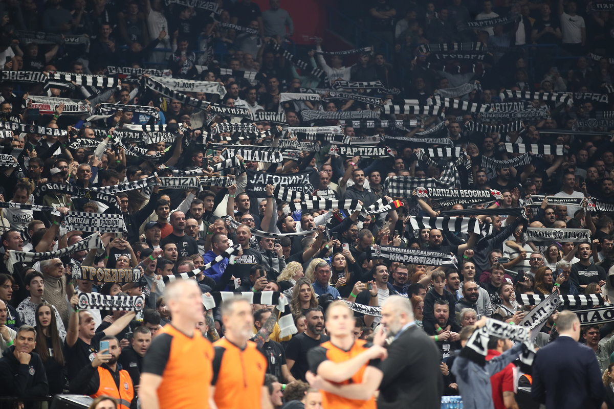 „Делиите“ и „гробарите“ се непожелни во „Блауграна“ - Вечер ...1963 | Vecer MK